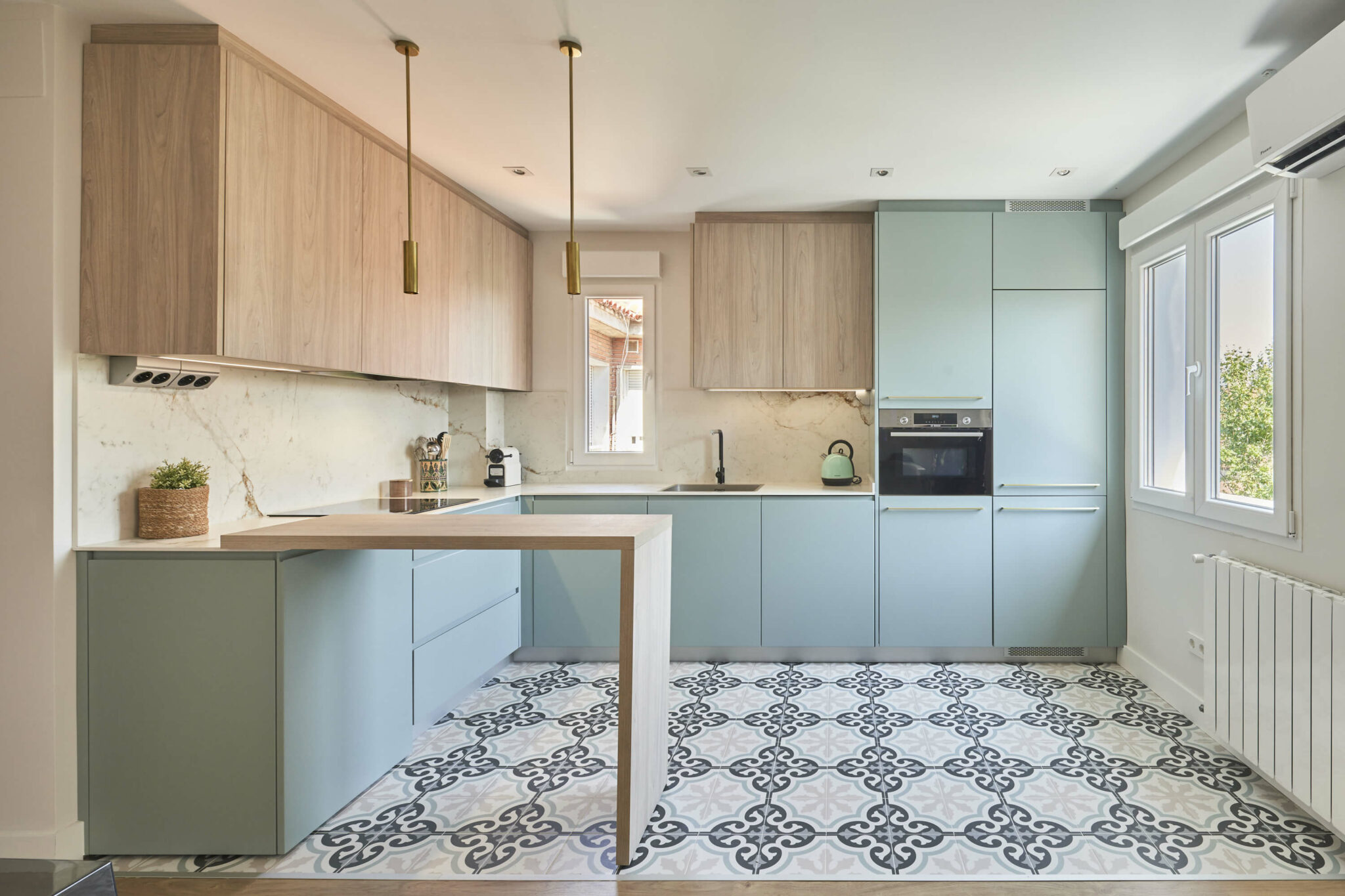 Cocina en L con tonos azul y madera - Grupo Coeco