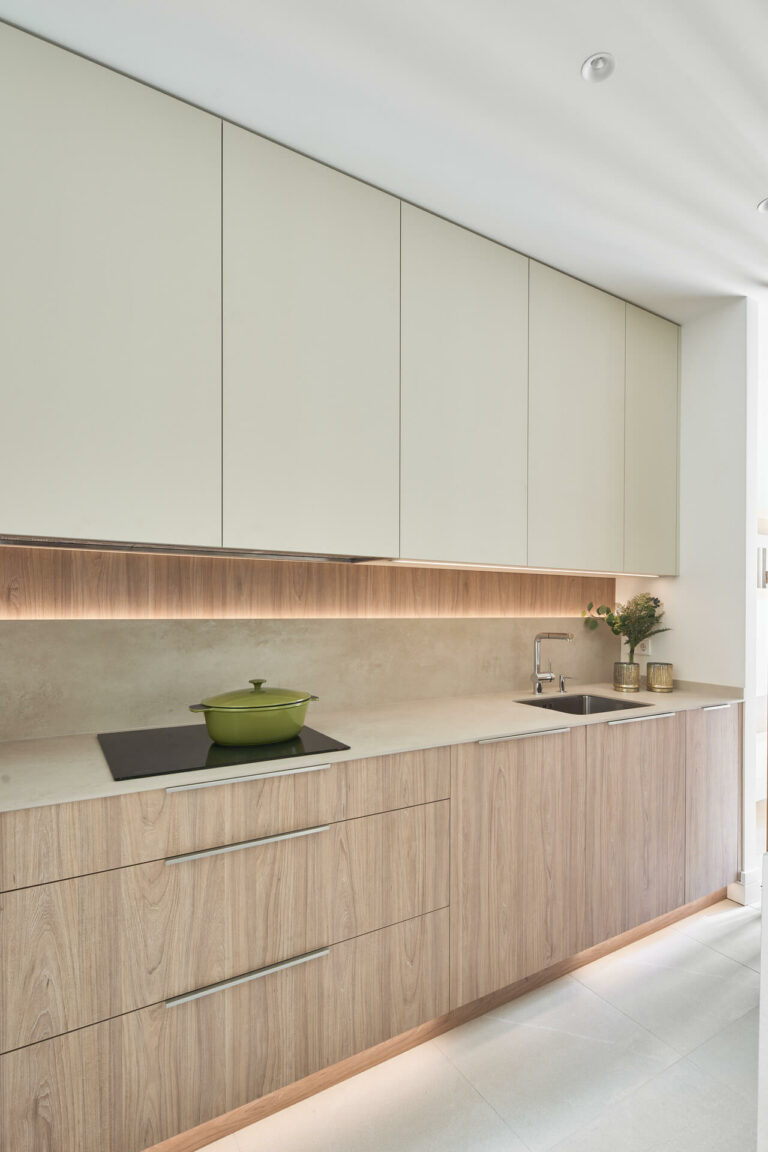 Cocina con Península Beige y Madera - Grupo Coeco